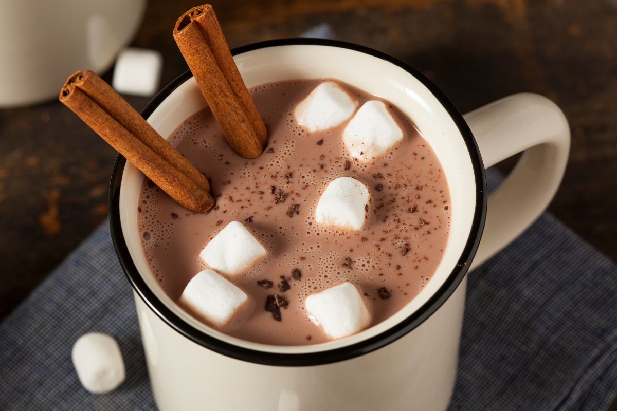 Voici la recette traditionnelle du vrai chocolat chaud maison qui ...